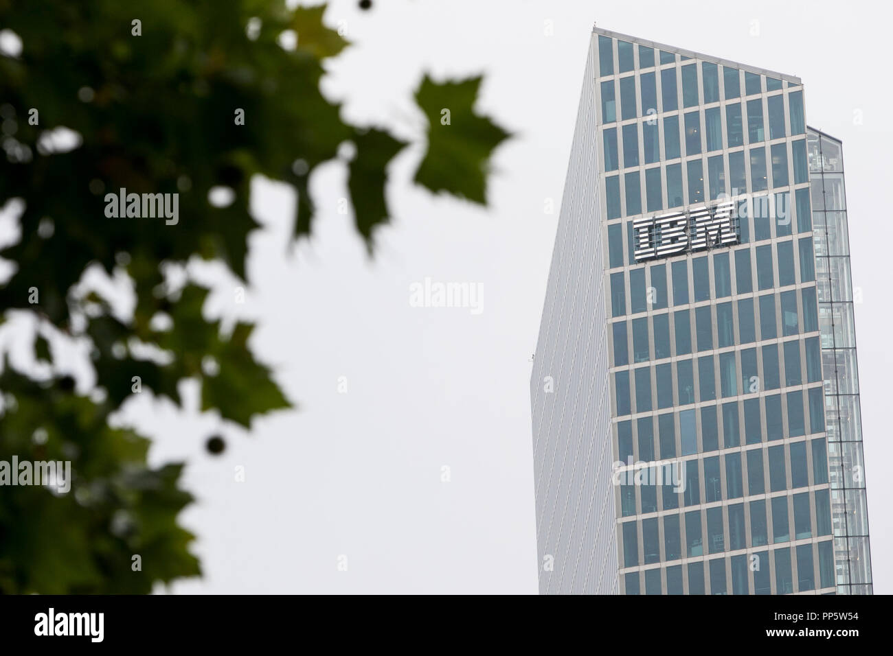 Ibm logo building hi-res stock photography and images - Alamy