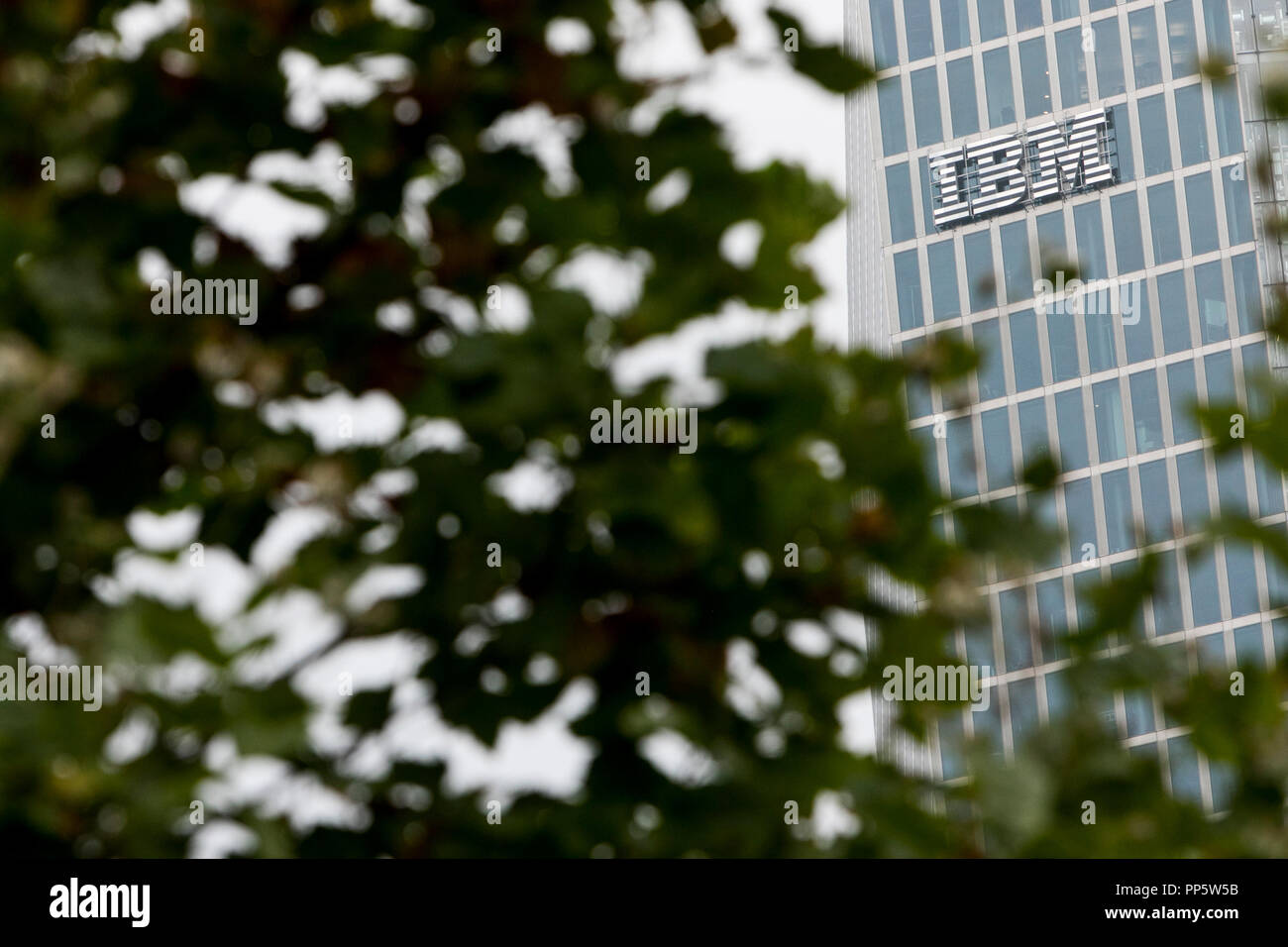 Ibm logo building hi-res stock photography and images - Alamy