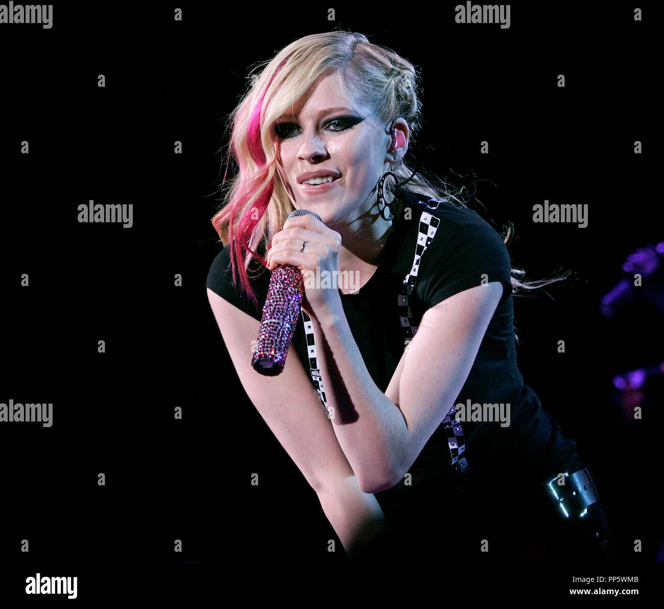 Canadian pop singer avril lavigne hi-res stock photography and images ...