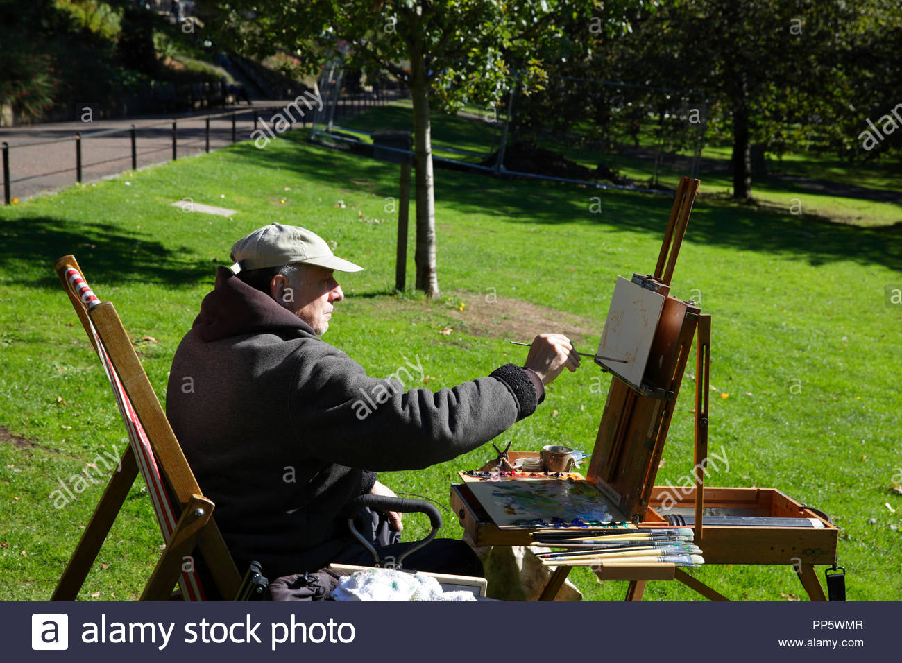 Artist sketching outdoors hi-res stock photography and images - Alamy