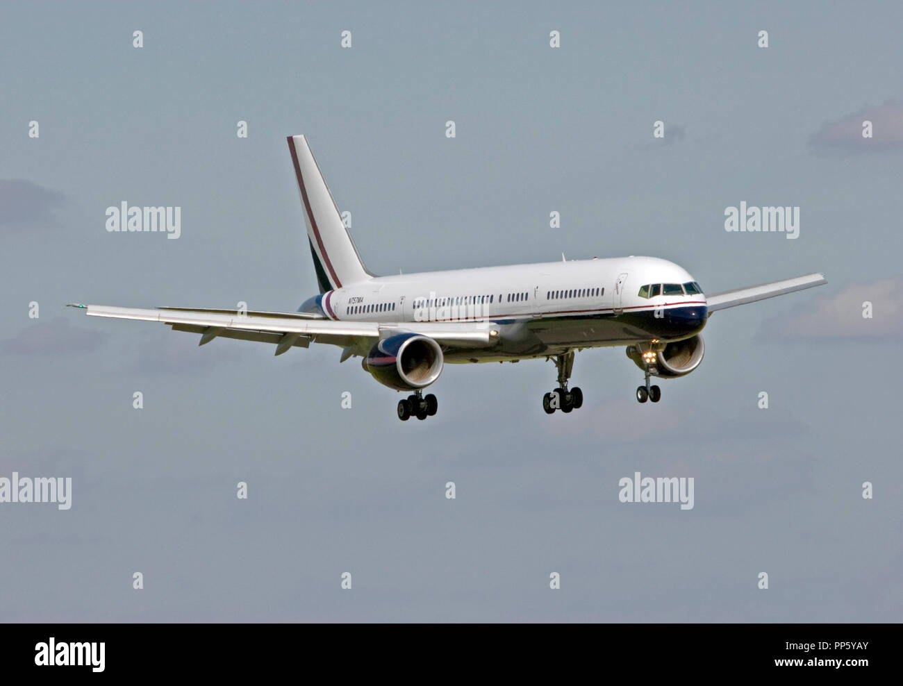 Boeing 757 aircraft jet engine hi-res stock photography and images - Alamy