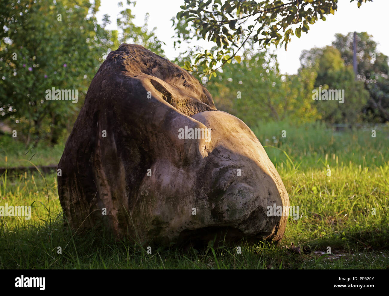 Stone statue in park hi-res stock photography and images - Alamy