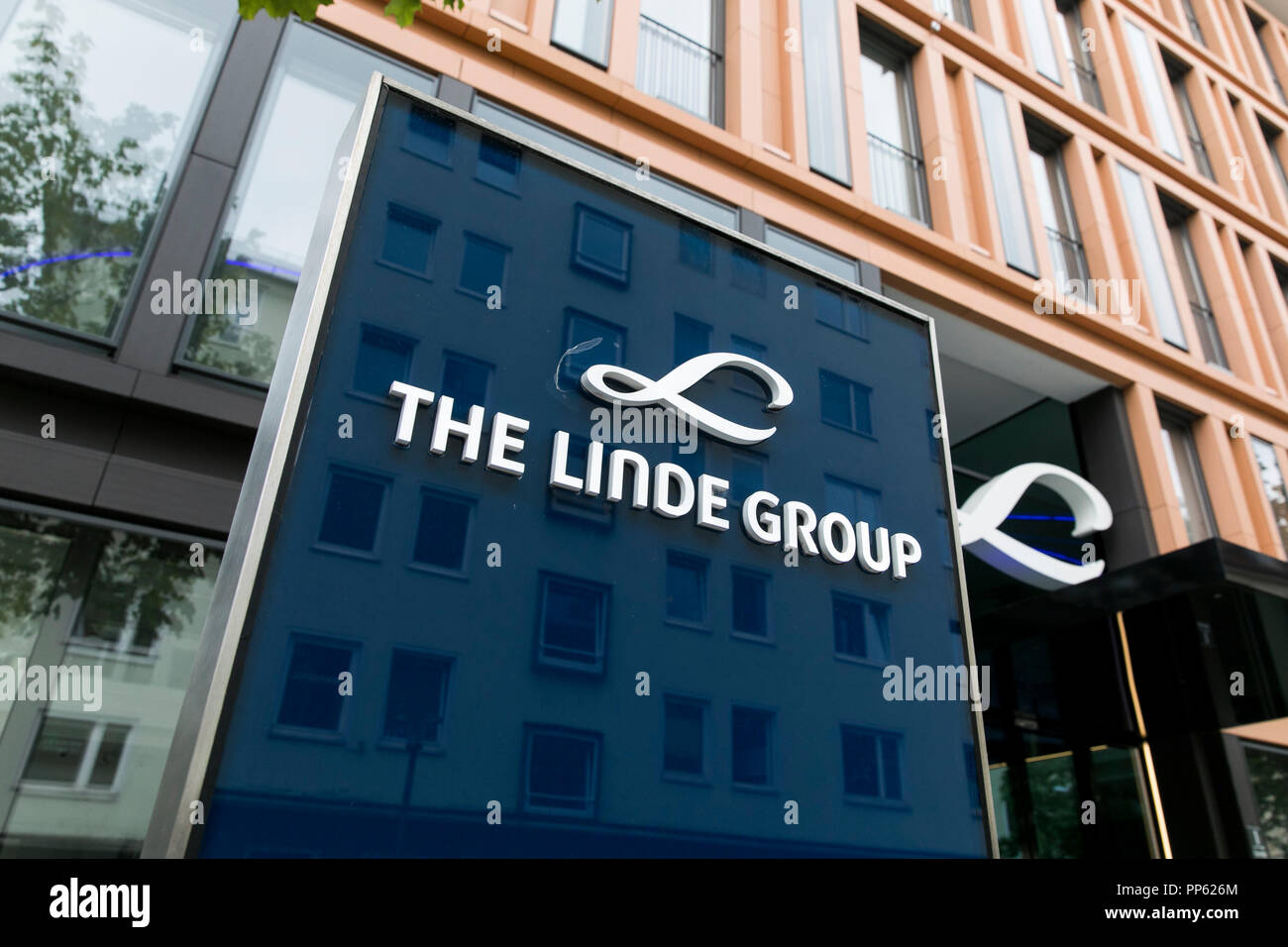 Munich company logo linde hi-res stock photography and images - Alamy