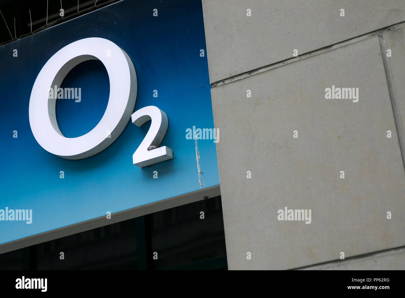 O2 logo hi-res stock photography and images - Alamy