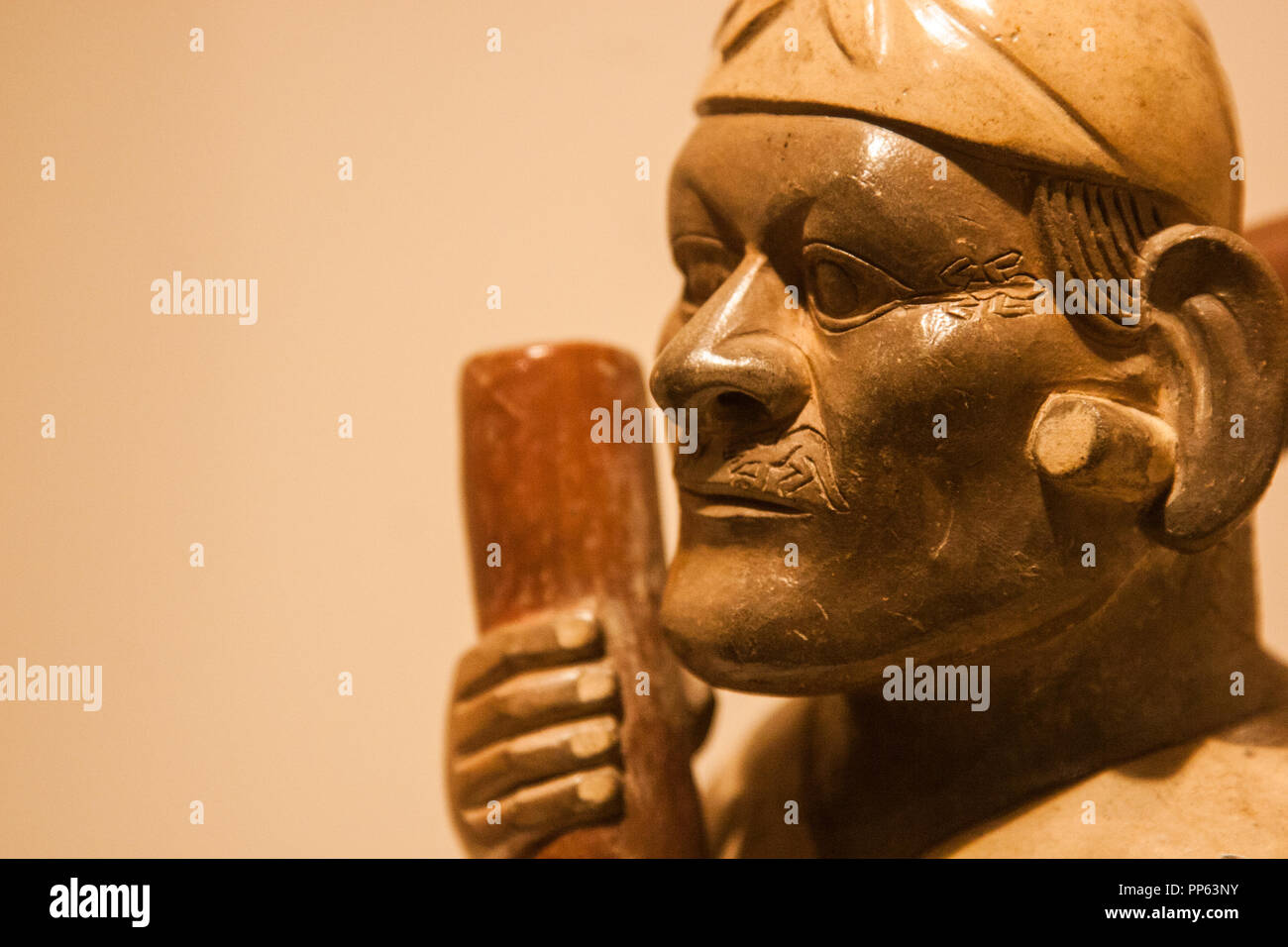 Gold inca mask hi-res stock photography and images - Alamy