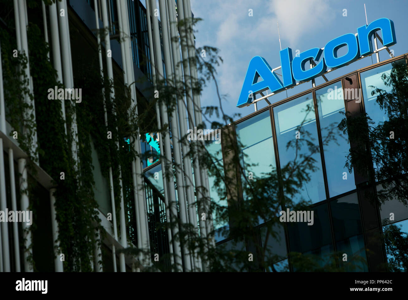 Alcon logo hi-res stock photography and images - Alamy