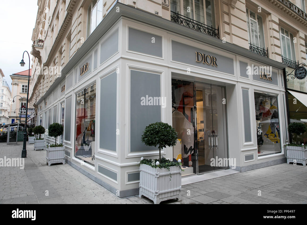 Dior logo hi-res stock photography and images - Alamy