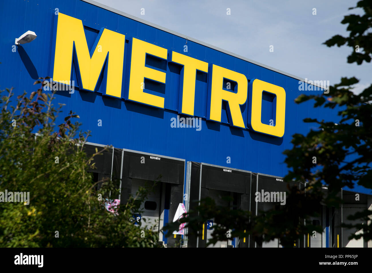 Metro Store Logo