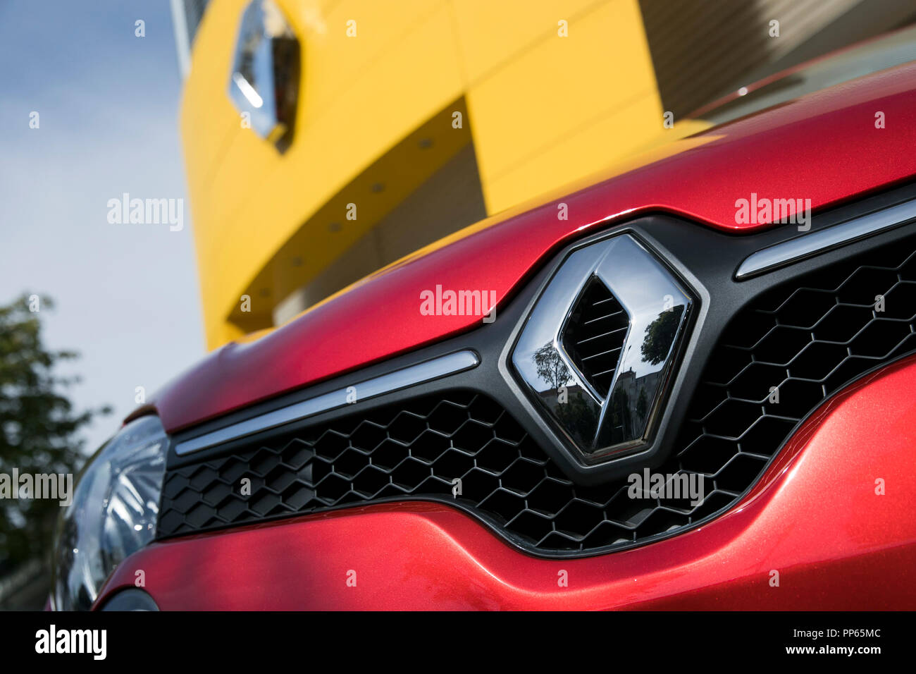Groupe renault sign hi-res stock photography and images - Alamy