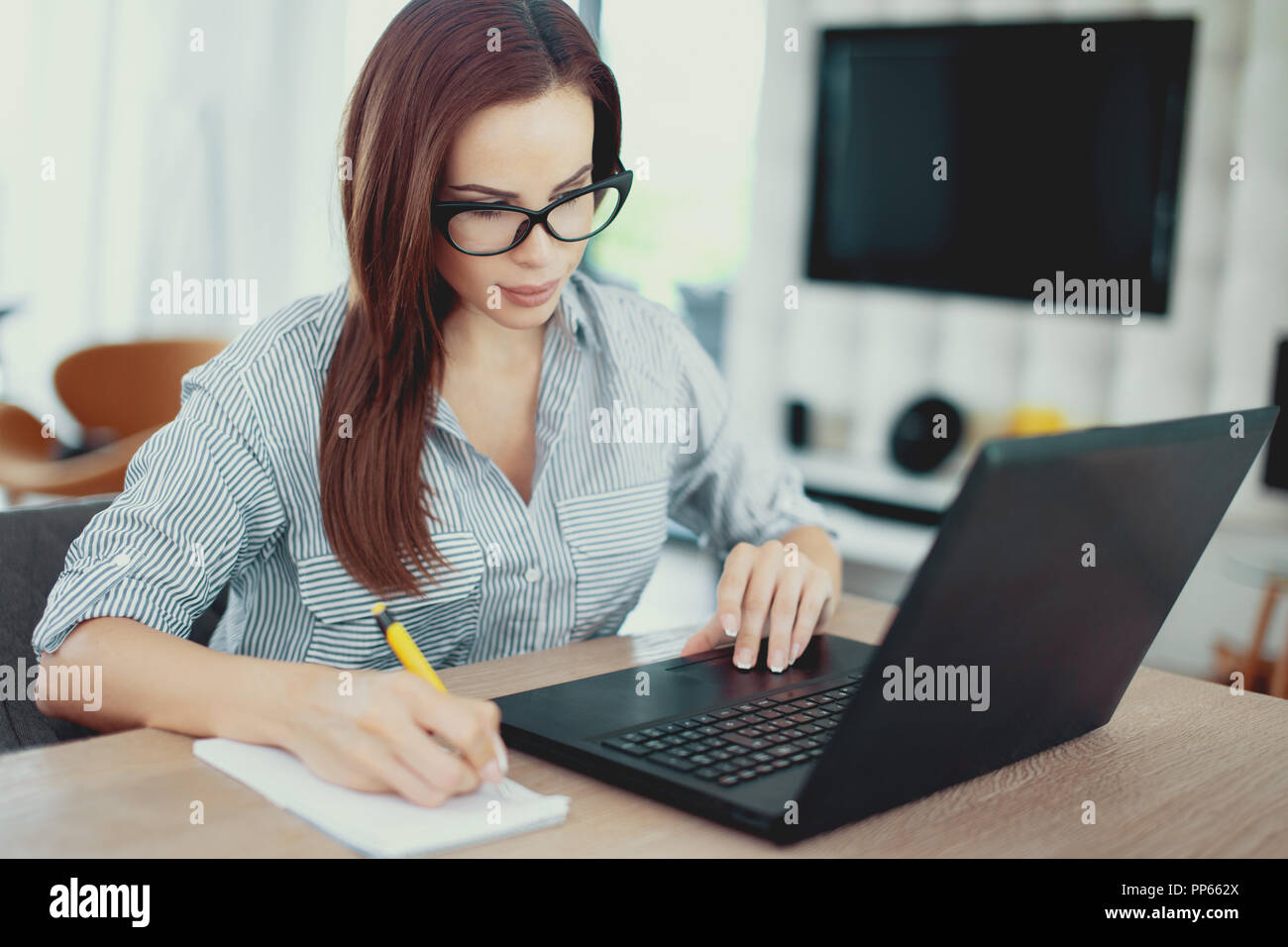 Student studying writing notes hi-res stock photography and images - Alamy