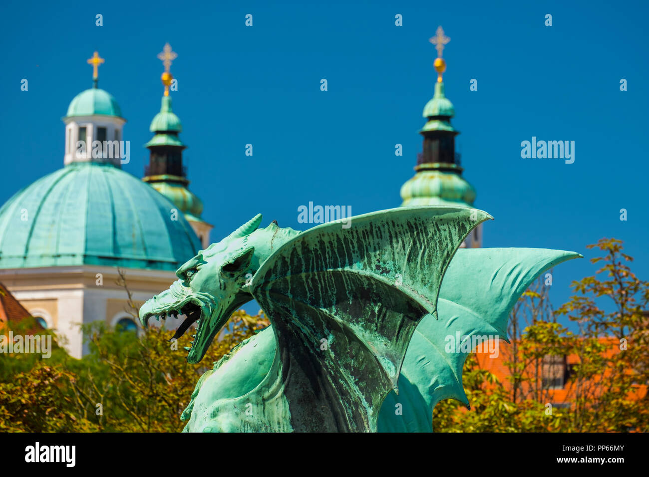 Dragon bridge statue hi-res stock photography and images - Alamy