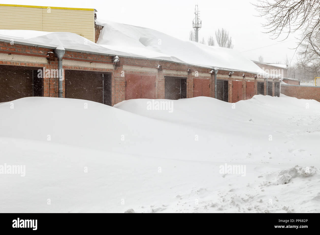 Snowy car in residential garage hi-res stock photography and images - Alamy