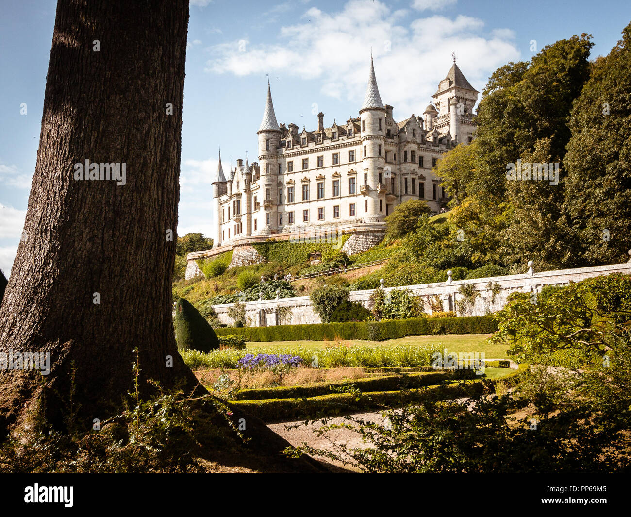 Daylight view of Dunrobin Castle, Scottish Highlands Stock Photo - Alamy