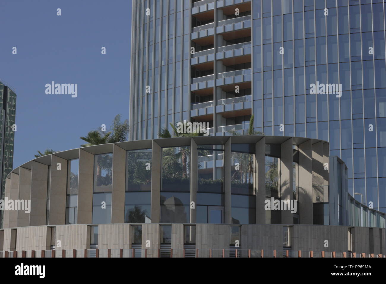 Rounded building hi-res stock photography and images - Alamy