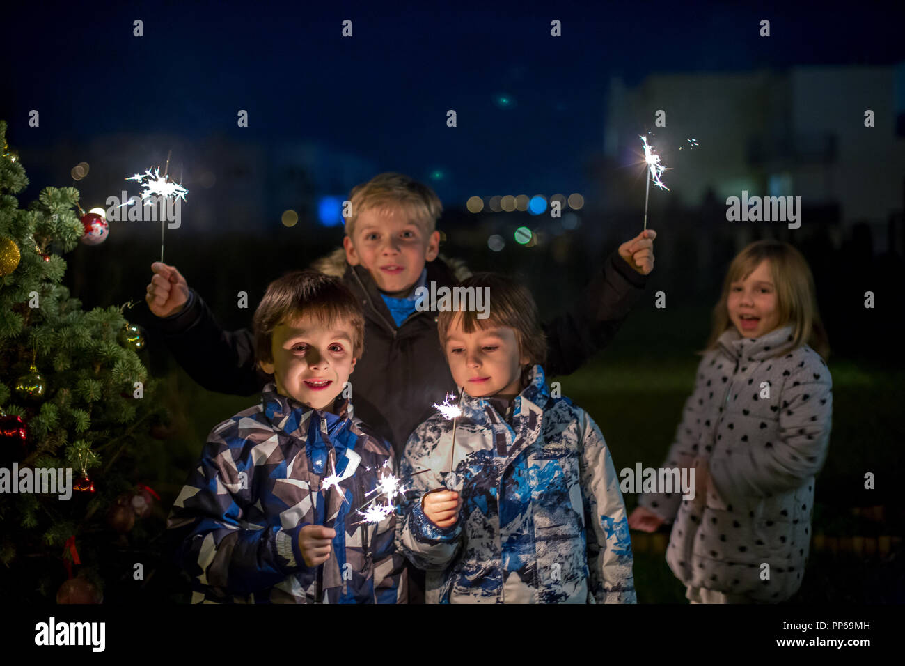 Fireworks children hi-res stock photography and images - Alamy