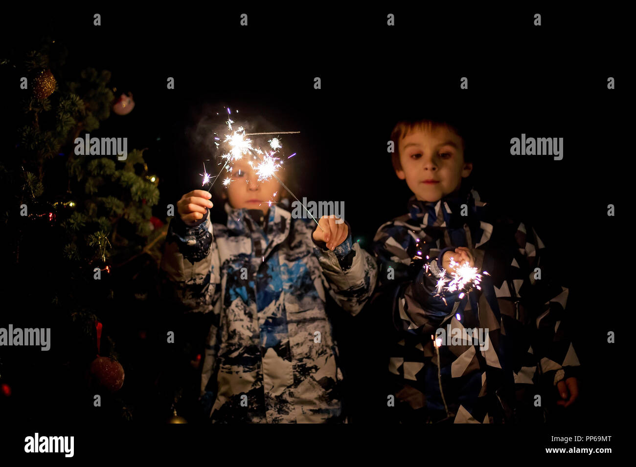 Children watching fireworks hi-res stock photography and images - Alamy