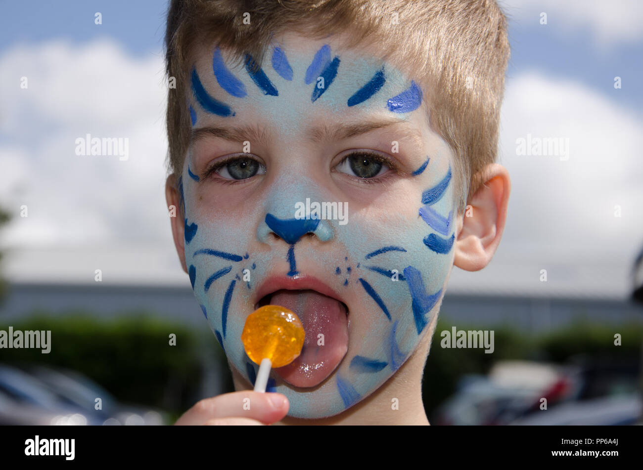 Tiger face paint hi-res stock photography and images - Alamy