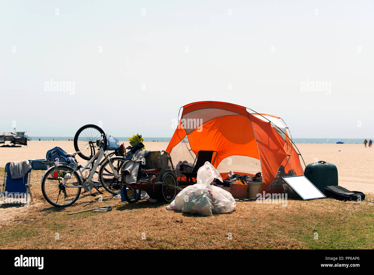 Los angeles beach homeless hi-res stock photography and images - Alamy