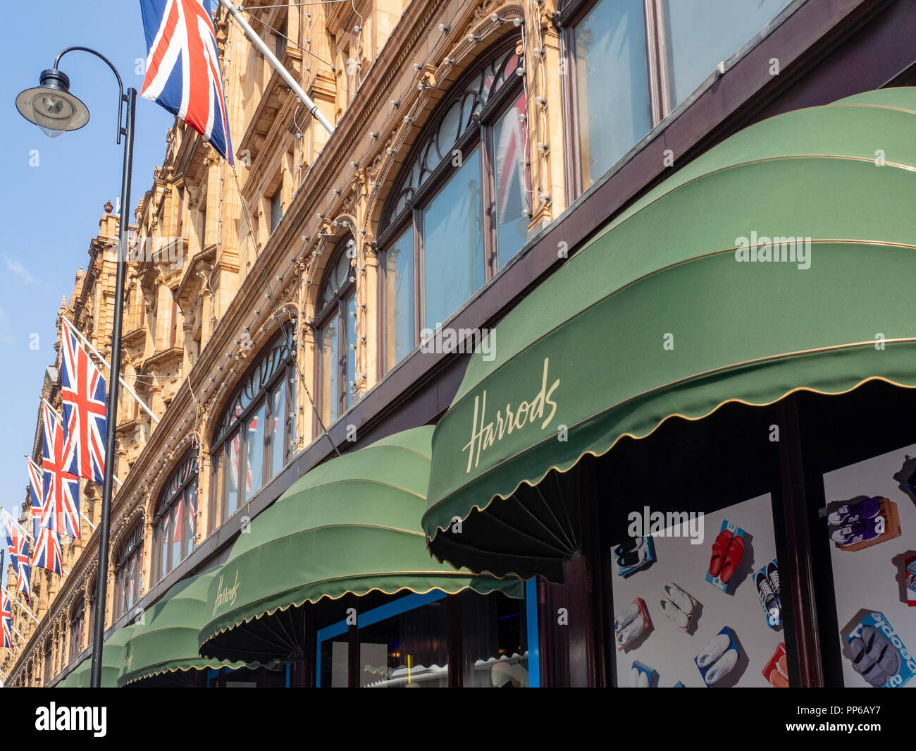 Harrods Windows High Resolution Stock Photography and Images - Alamy