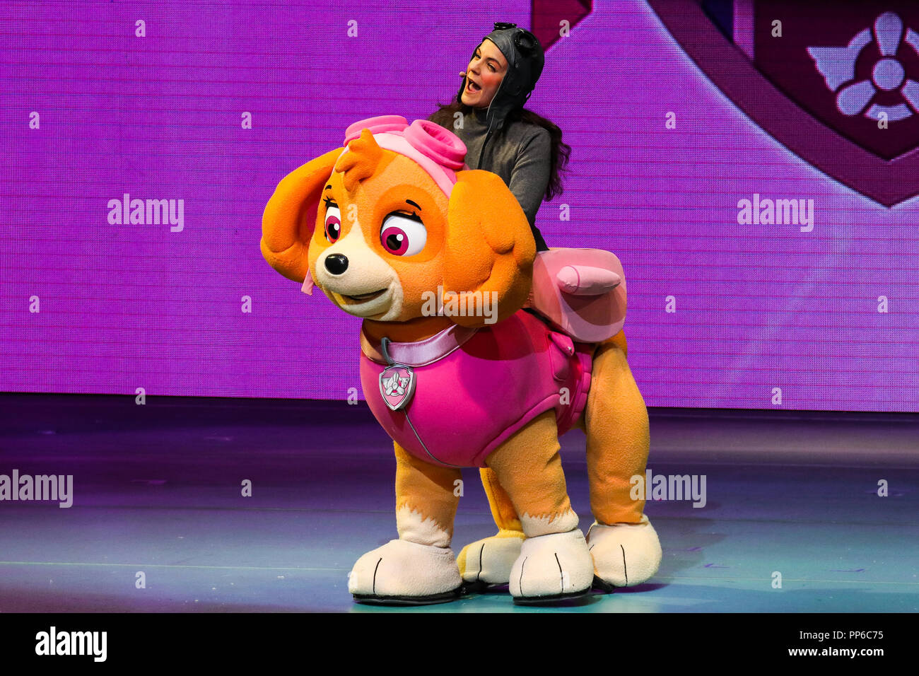 Nickelodeon tv star hi-res stock photography and images - Alamy