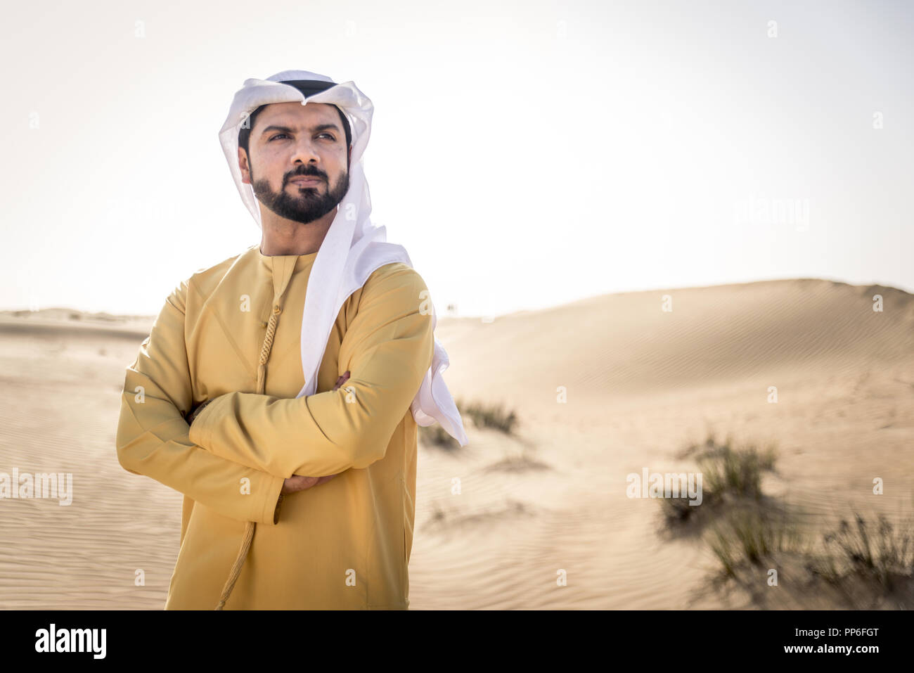 Handsome arabian man with traditional dress in the desert of Dubai ...
