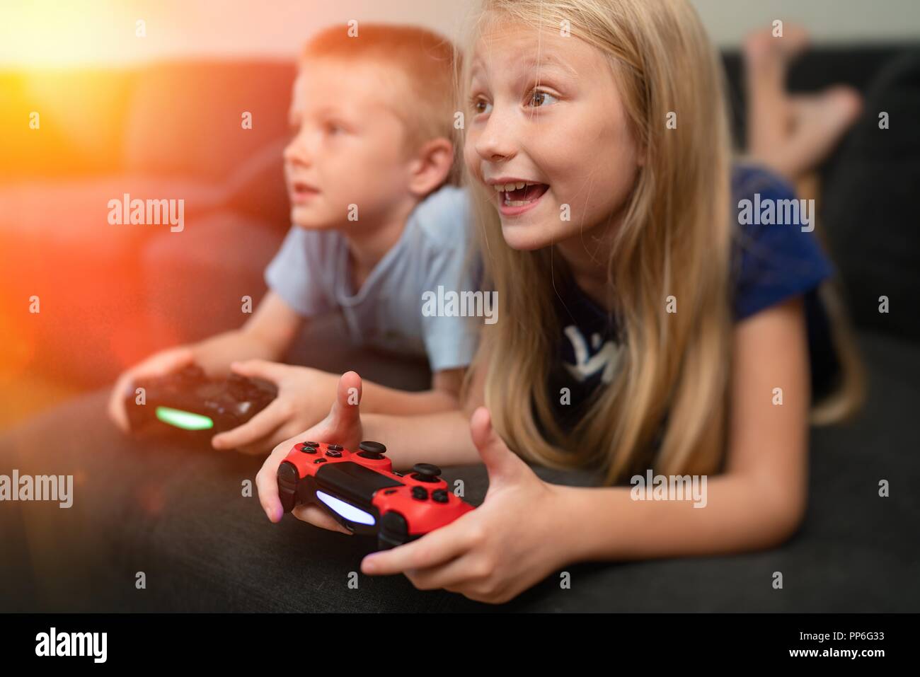 Kids playing video games hi-res stock photography and images - Alamy