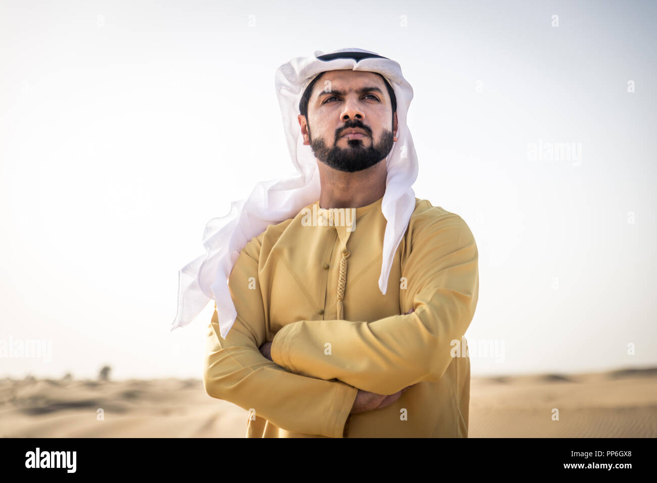 Handsome arabian man with traditional dress in the desert of Dubai ...