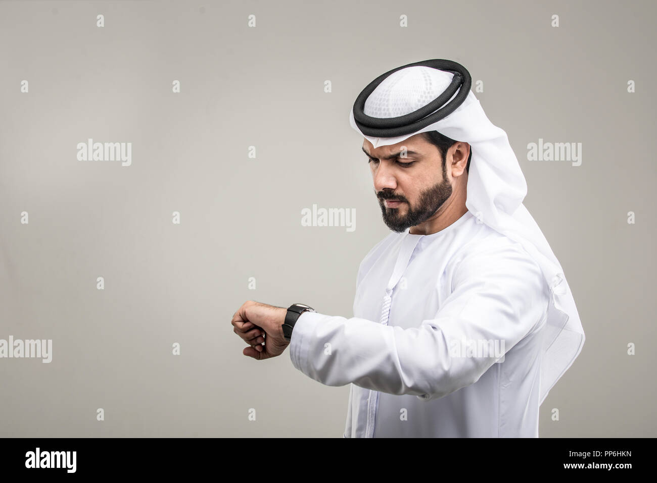 Portrait of arabic man with kandora in a studio Stock Photo - Alamy
