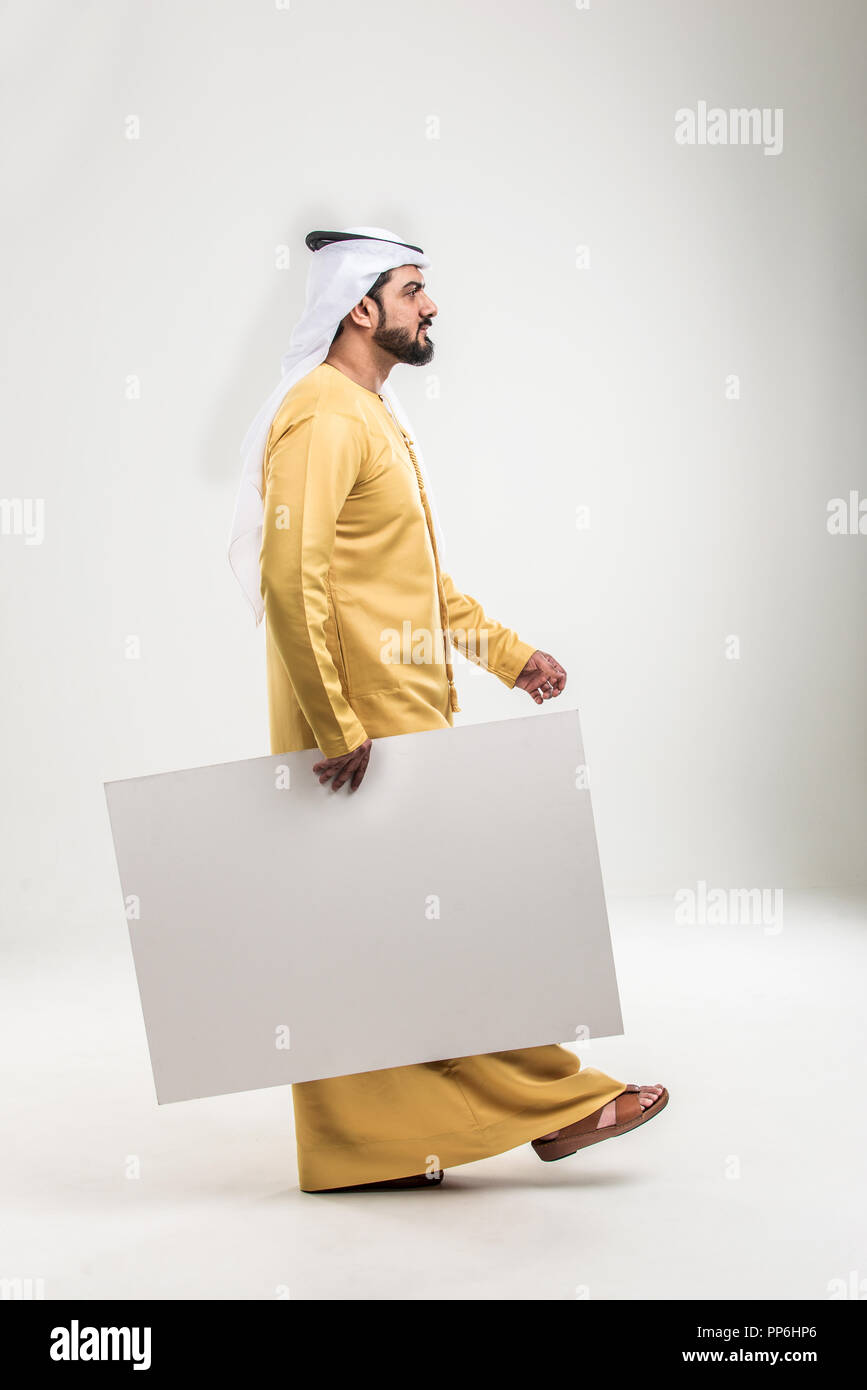 Portrait of arabic man with kandora in a studio Stock Photo - Alamy