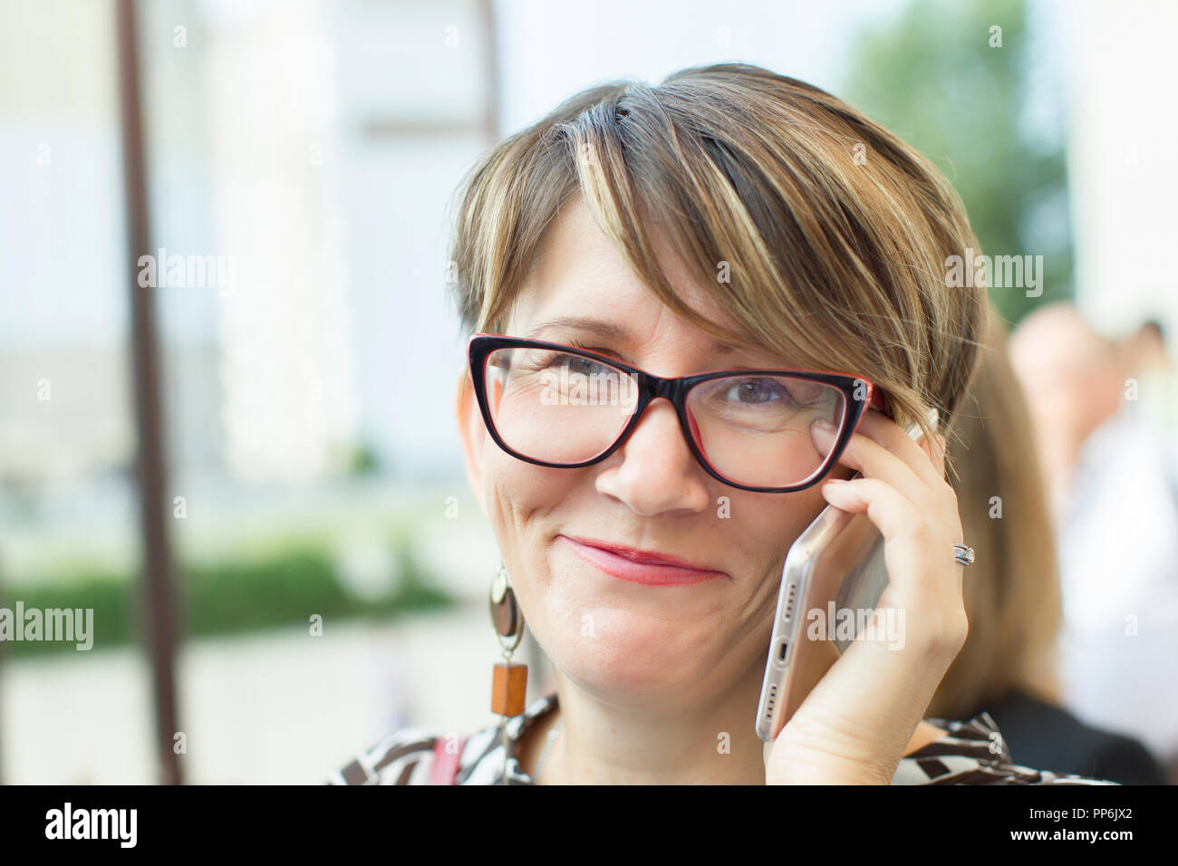 Average girl happy face smiling hi-res stock photography and images - Alamy
