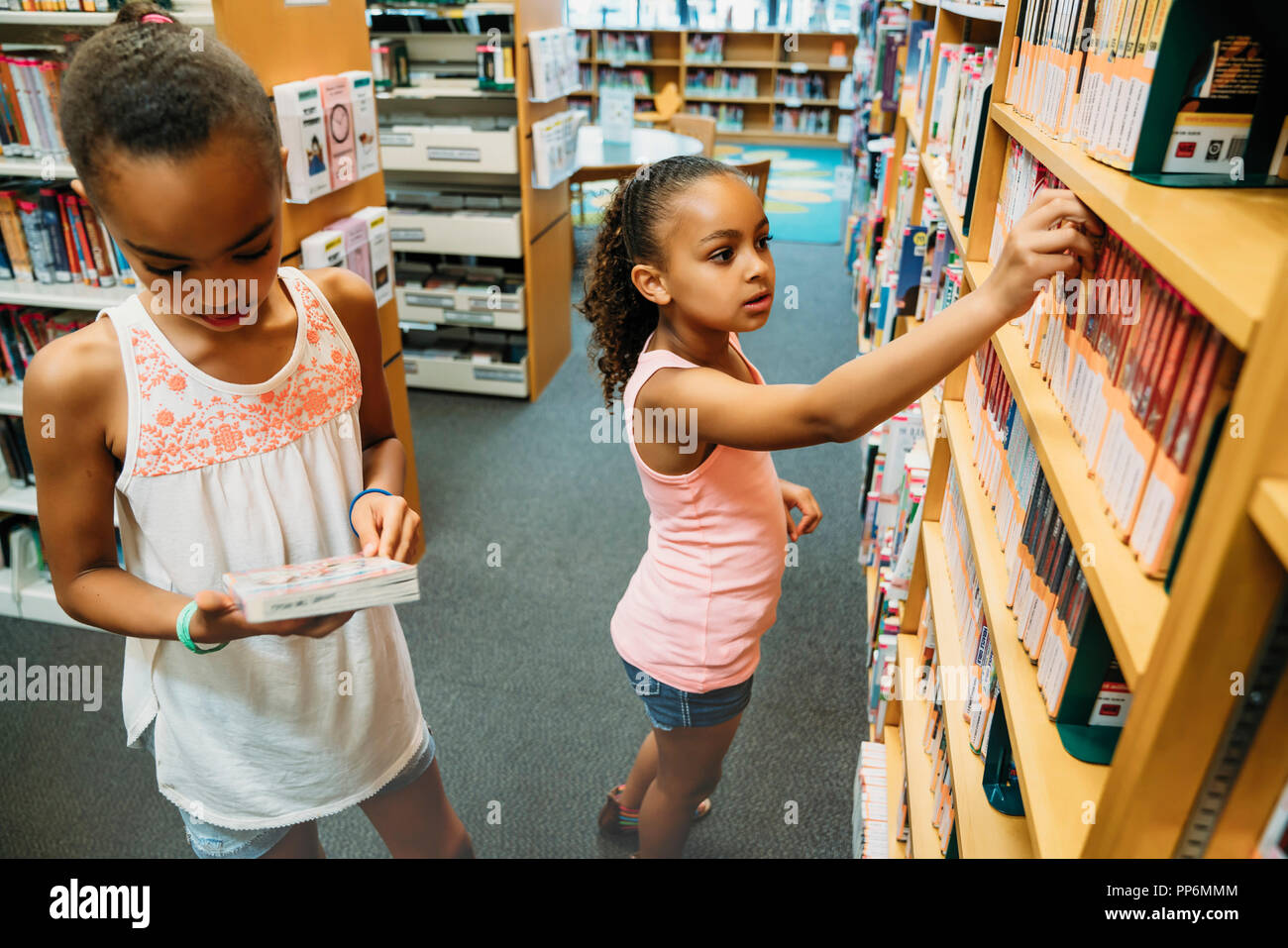 Pre teen girl twins hi-res stock photography and images - Alamy