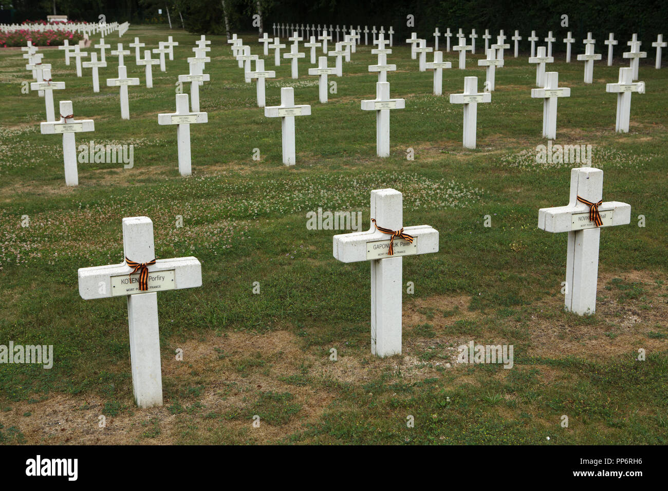 Graves of Russian soldiers fallen in France during the First World War ...