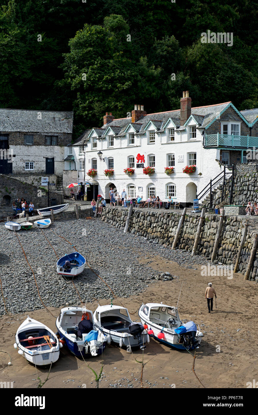 Red lion hotel clovelly harbour hi-res stock photography and images - Alamy