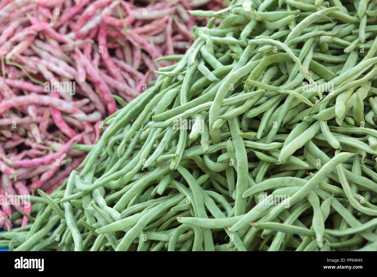 Heap of green beans on a market Stock Photo - Alamy