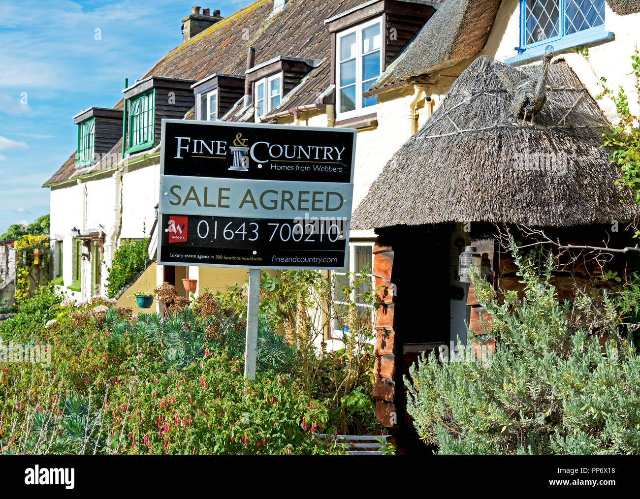 Sale agreed sign house uk hi-res stock photography and images - Alamy