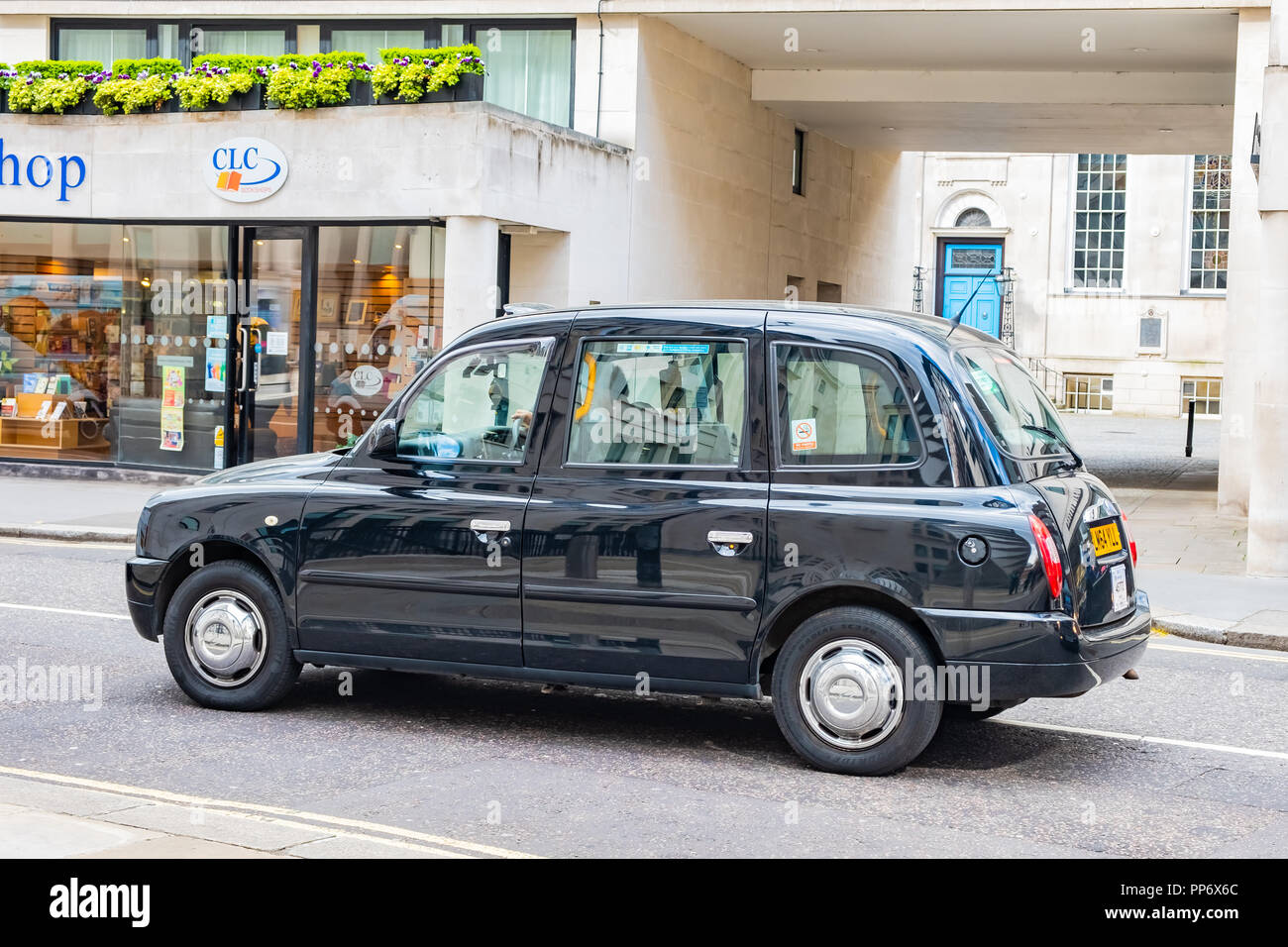 Traditional london black cab hi-res stock photography and images - Alamy