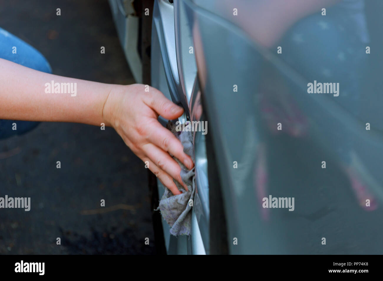 Hand with microfiber cloth cleaning car wheel Stock Photo - Alamy