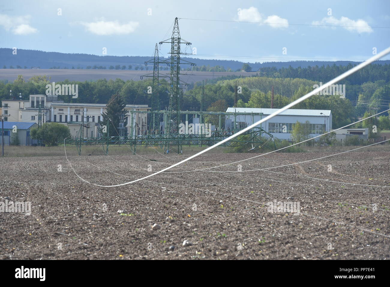 Live overhead line hi-res stock photography and images - Alamy
