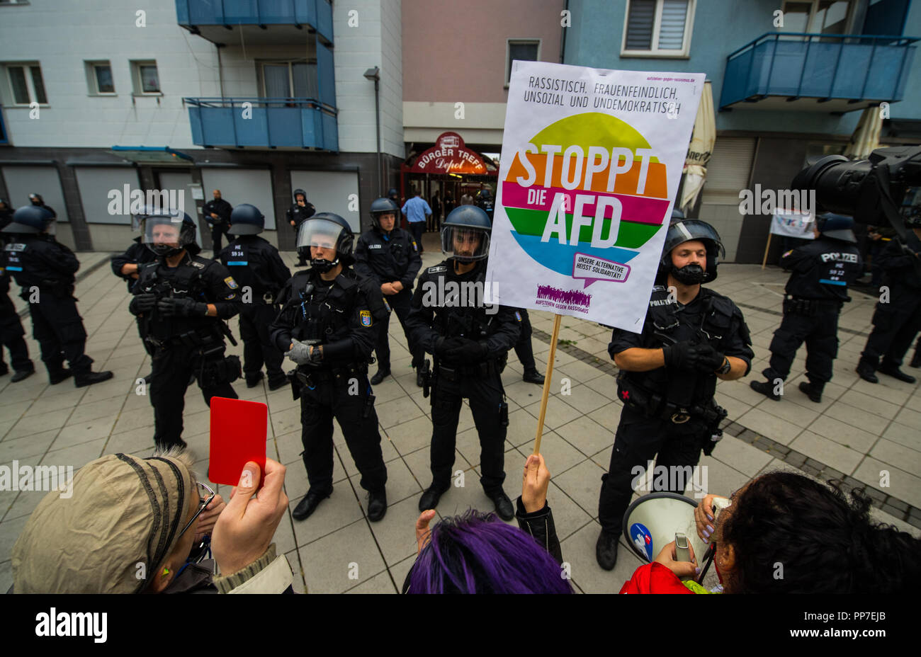 22 September 2018, Hessen, Frankfurt Main: The AfD counter ...