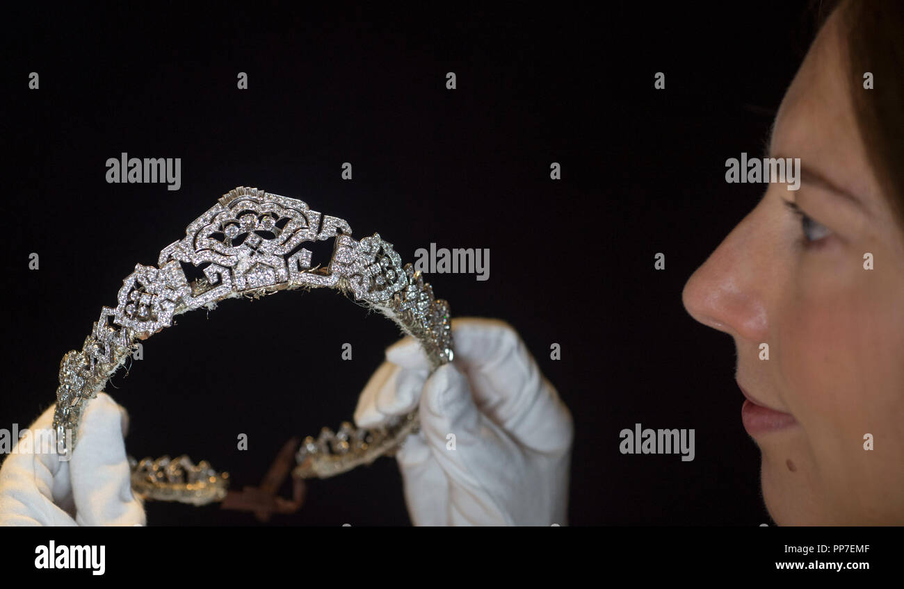 Art deco diamond tiara hi-res stock photography and images - Alamy