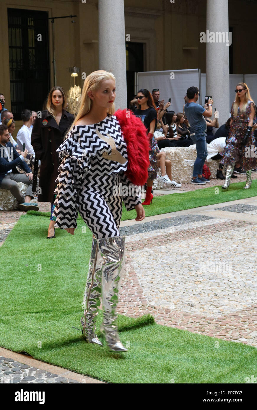 23 September 2018, Italy, Milan: Anna Hiltrop walks down the catwalk in ...