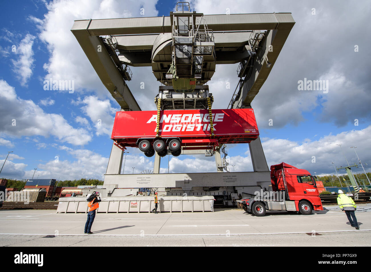 24 September 2018, Bavaria, Munich: A craneable semi-trailer is ...