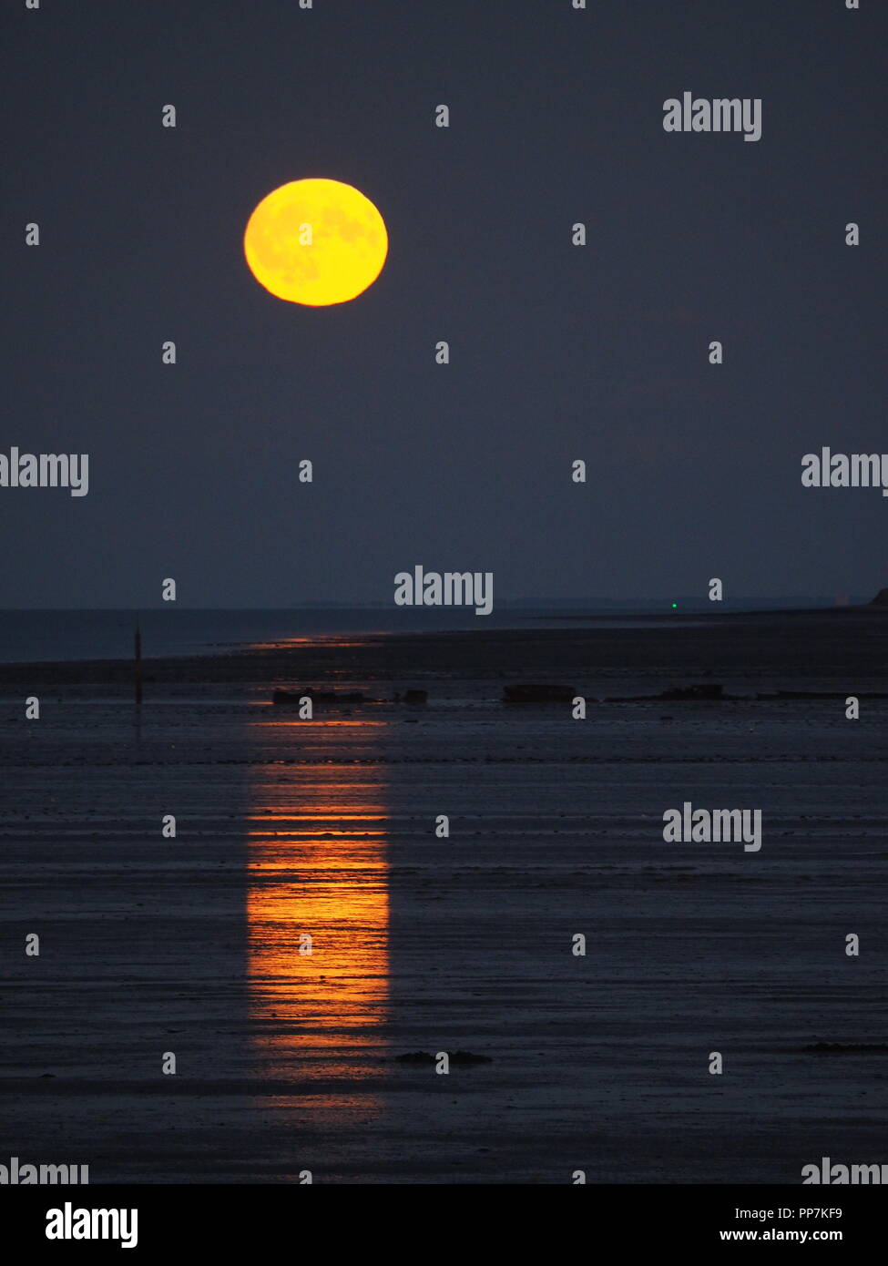 Minster on sea, Kent, UK. 24th Sep, 2018. UK Weather: the full moon ...