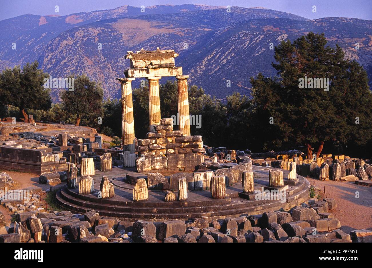Santuario de Apolo en las laderas del monte Parnaso. Delfos. Sterea ...