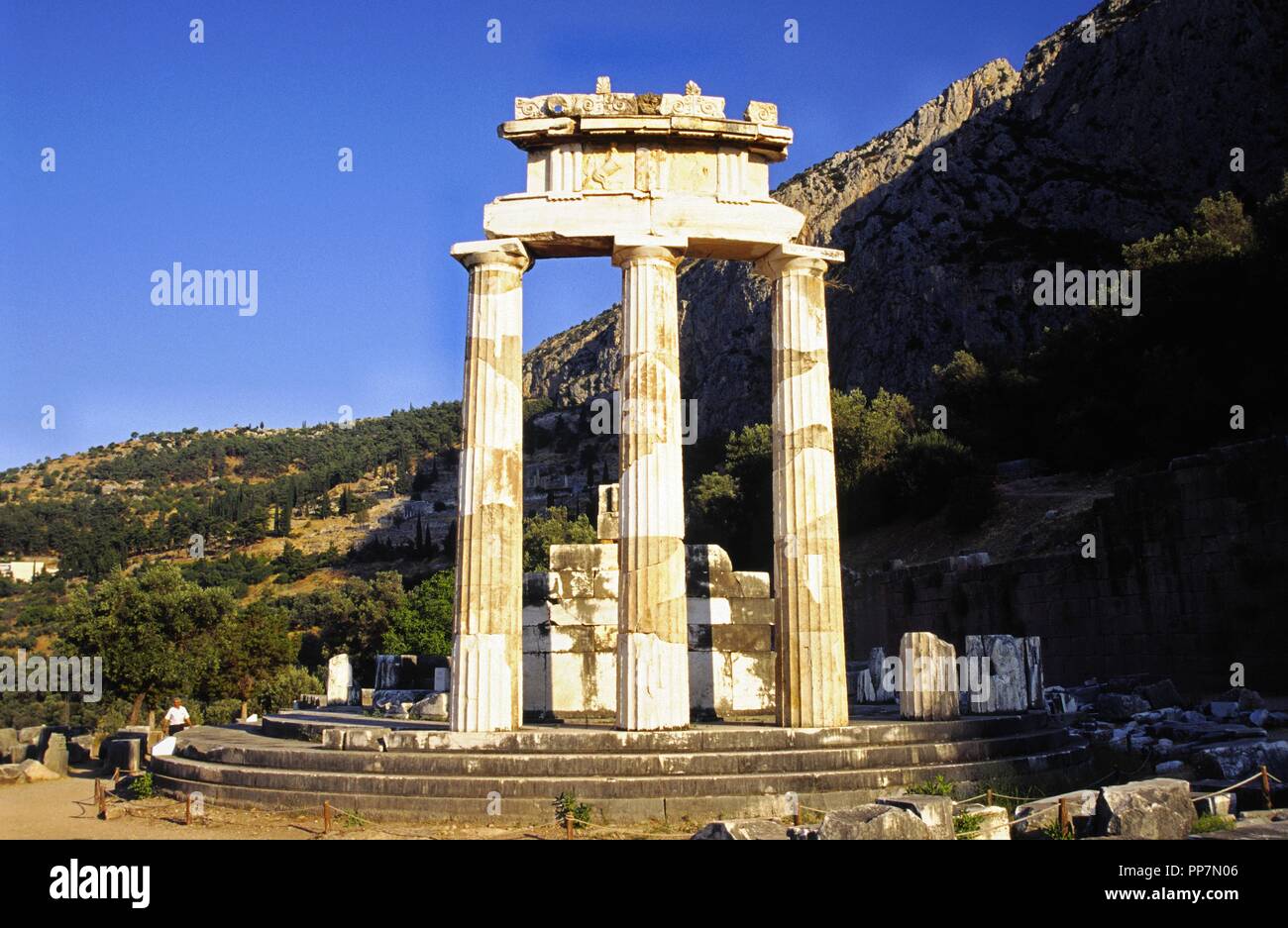 Santuario de Apolo en las laderas del monte Parnaso. Delfos. Sterea ...