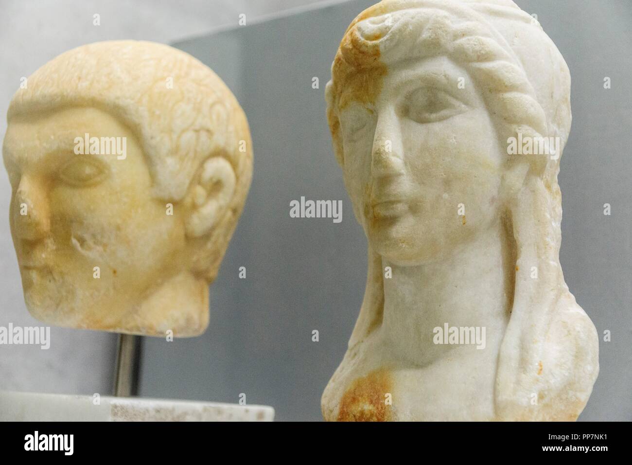 cabezas, fragmento de estatua de marmol,periodo romano, museo de Evora ...