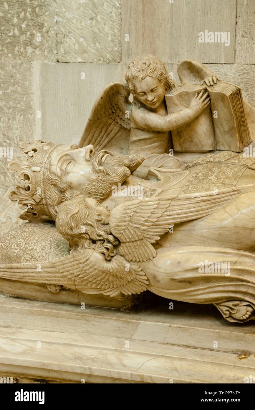 sarcofago de Jaume II, mausoleo de los reyes de Mallorca,construido en ...