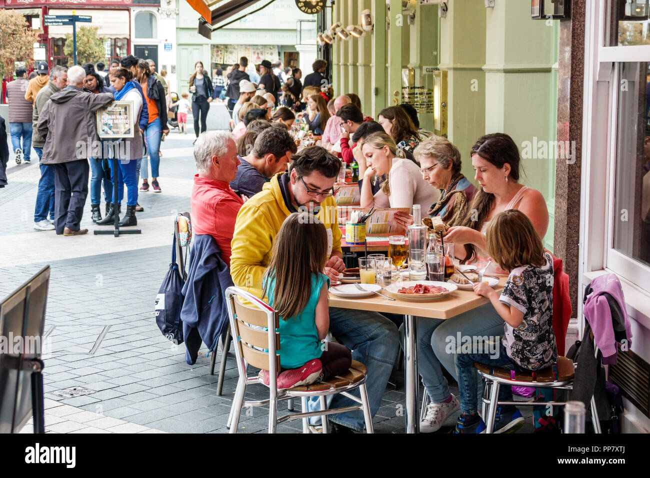 Cafe comptoir hi-res stock photography and images - Alamy