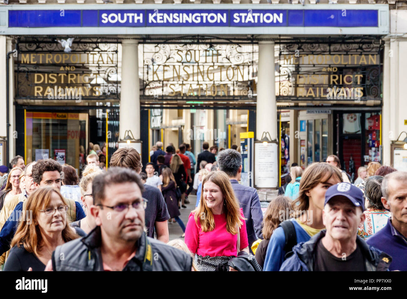 Commuters crowd uk hi-res stock photography and images - Alamy