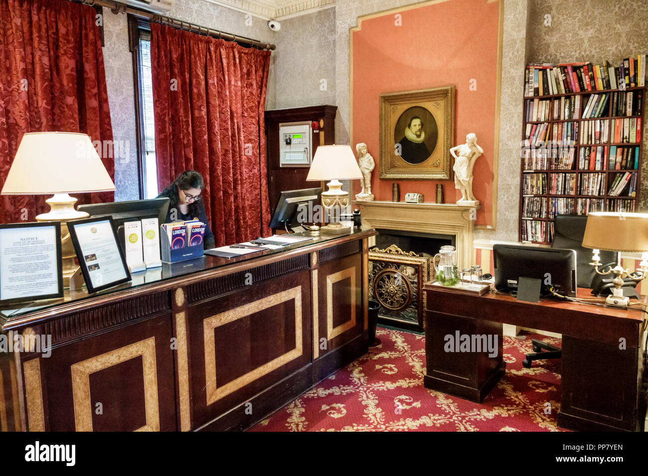 Traditional library interior hi-res stock photography and images - Alamy